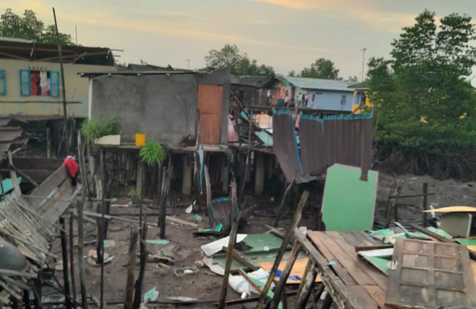 Puting Beliung Hantam 83 Rumah Warga Pulau Kasu, Pemko Batam Berikan ...